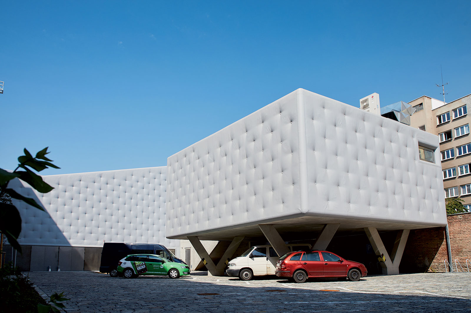 Čalouněná fasáda: Centrum současného umění DOX | ASB Portal