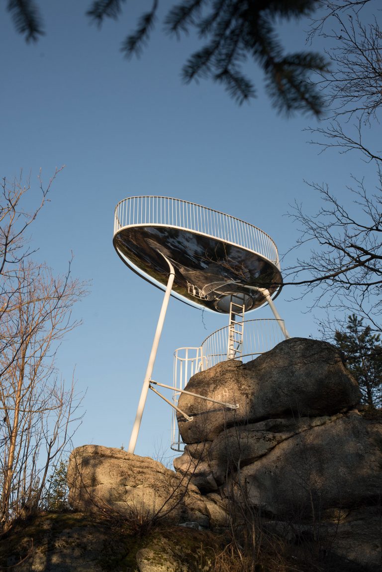 Vyhlídka Špička: tři tenké ocelové nožky a vyklenutý lesklý břich ...